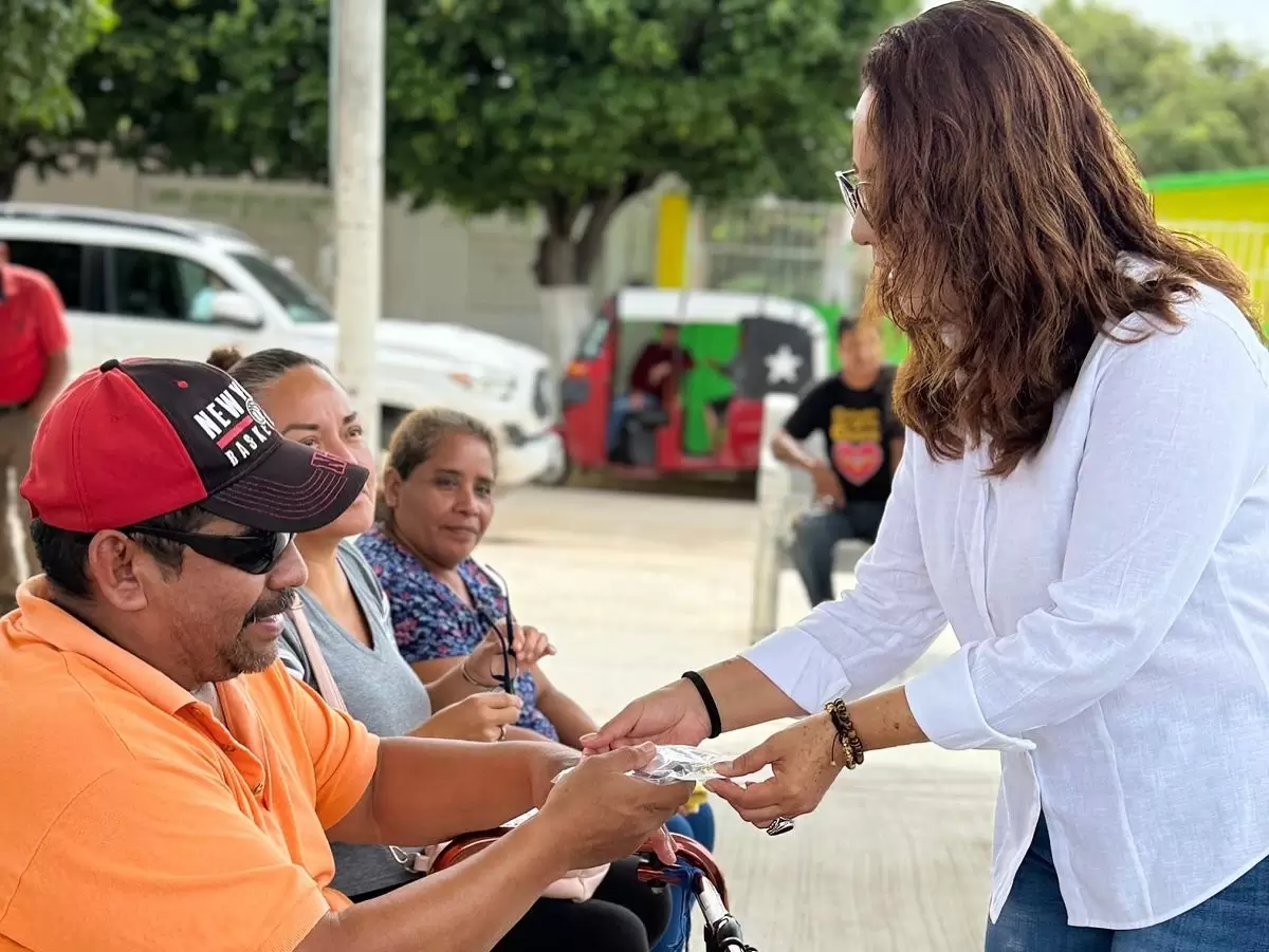 Entrega de lentes para vista cansada en las colonias Julián Grajales y ...