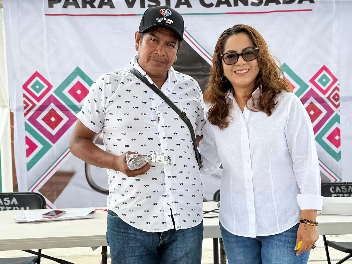 Entrega de lentes para vista cansada en las colonias Julián Grajales y ...